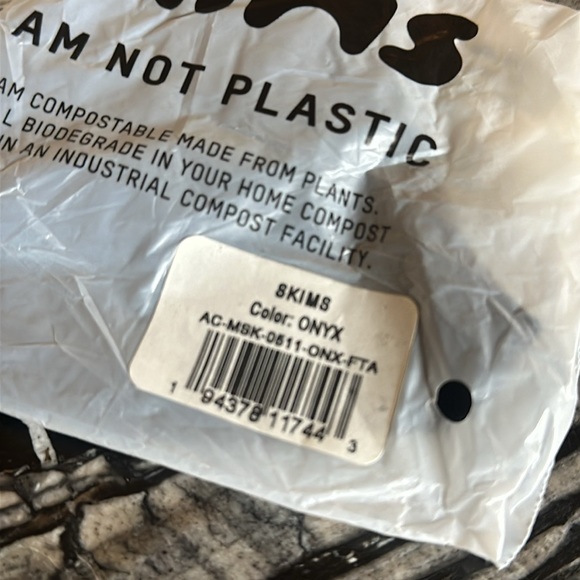 SKIMS | Accessories | Skims Seamless Face Mask In Onyx New | Poshmark